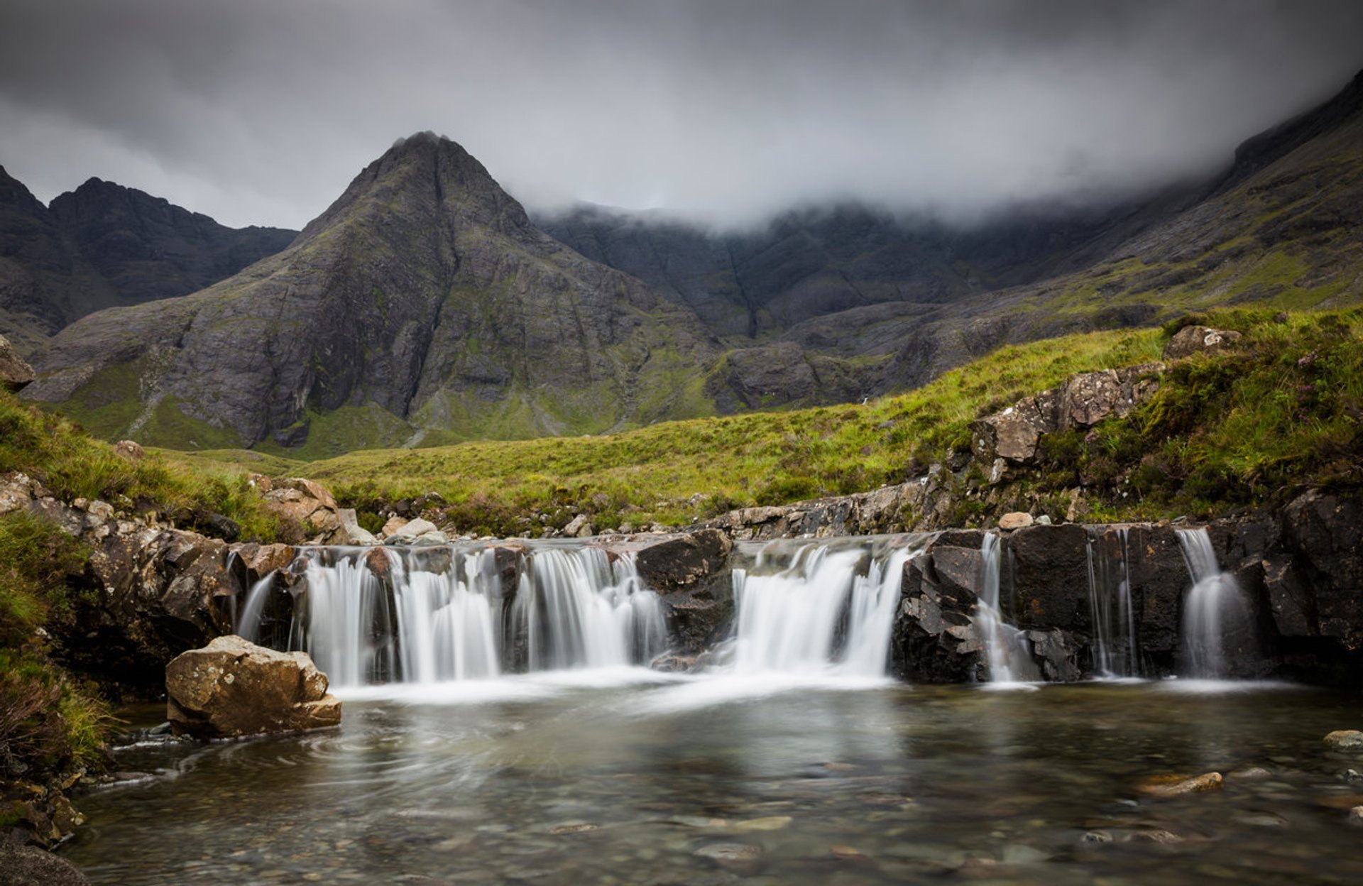 Fairy Pools din Insula Skye, cunoscute sub numele de "piscinele zanelor ...