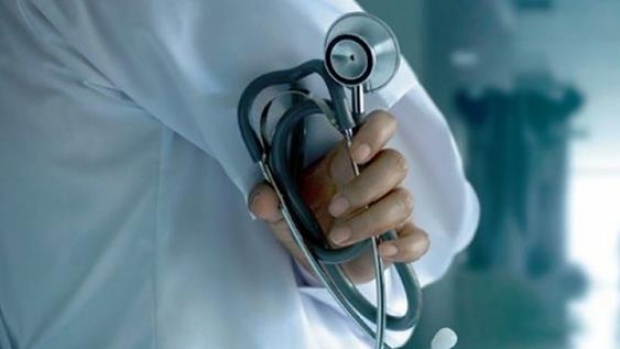 Încă un medic fals care făcea operaţii chirurgicale a fost prins de ...