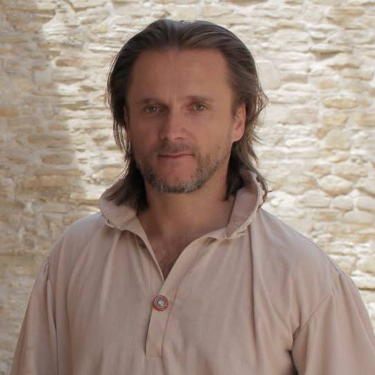 Daniel Roxin: O personalitate mai diferită