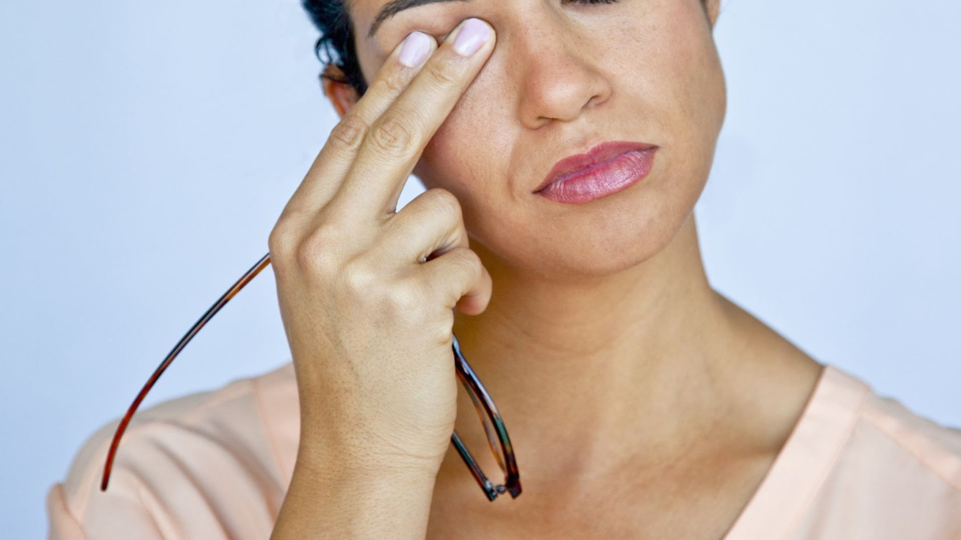 Ti se zbate ochiul drept sau stang? Ce inseamna asta? Ce boli grave ...