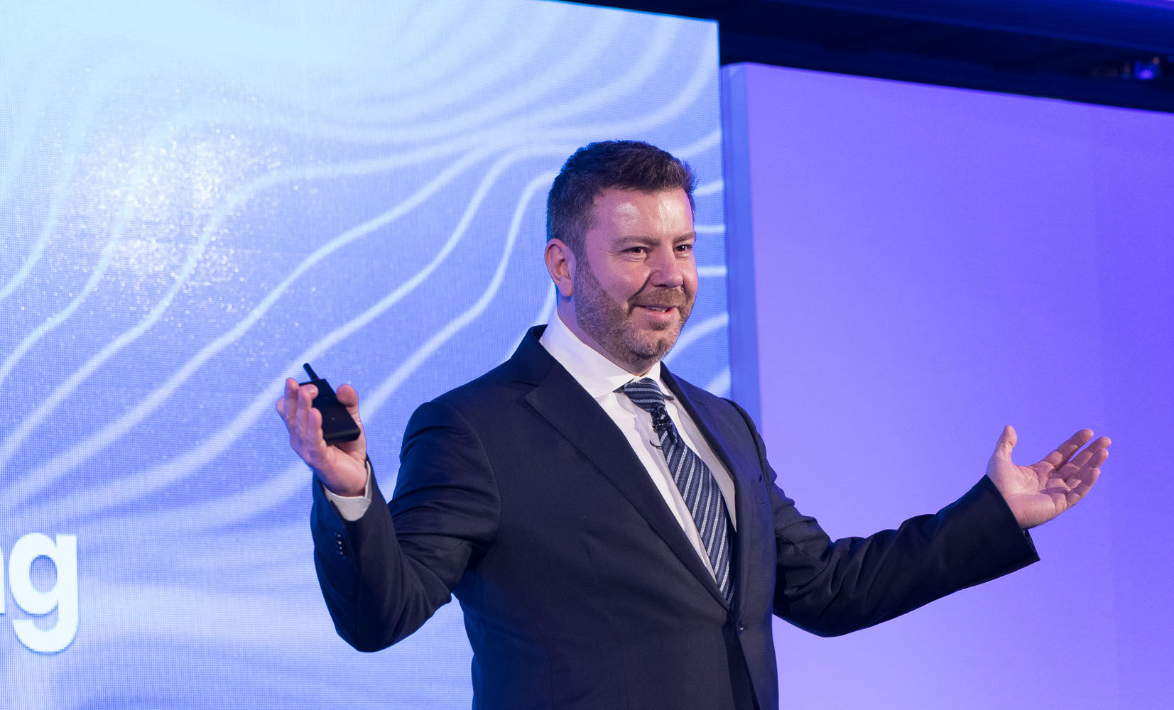 Daniel Dineş, fondatorul UiPath, este cel mai bogat român din istorie ...