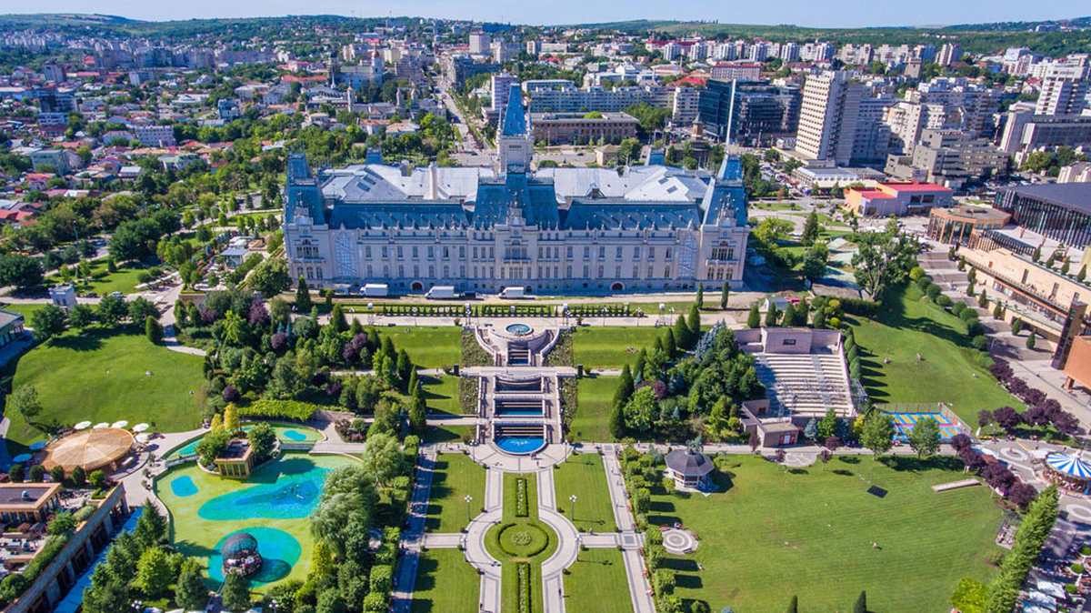 Ele sunt cele mai bine păzite piese de îmbrăcăminte din Iași! Sunt de ...