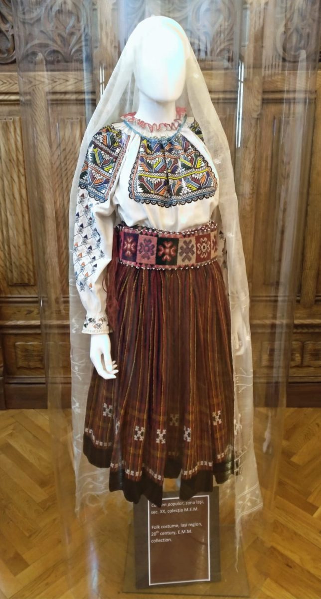 Ele sunt cele mai bine păzite piese de îmbrăcăminte din Iași! Sunt de ...