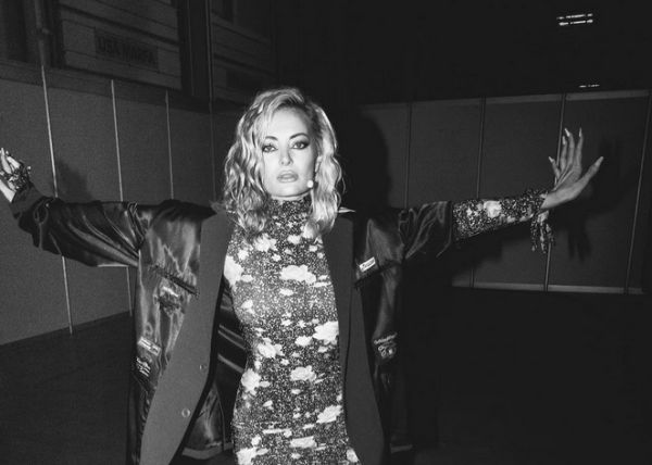 Delia și-a înnebunit fanii cu poze sexy: Cu rochie mulată și dresuri de ...