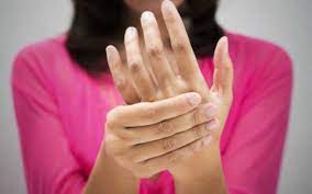 De ce amorțesc degetele de la mâini? Ai să rămâi surprins de răspunsul ...