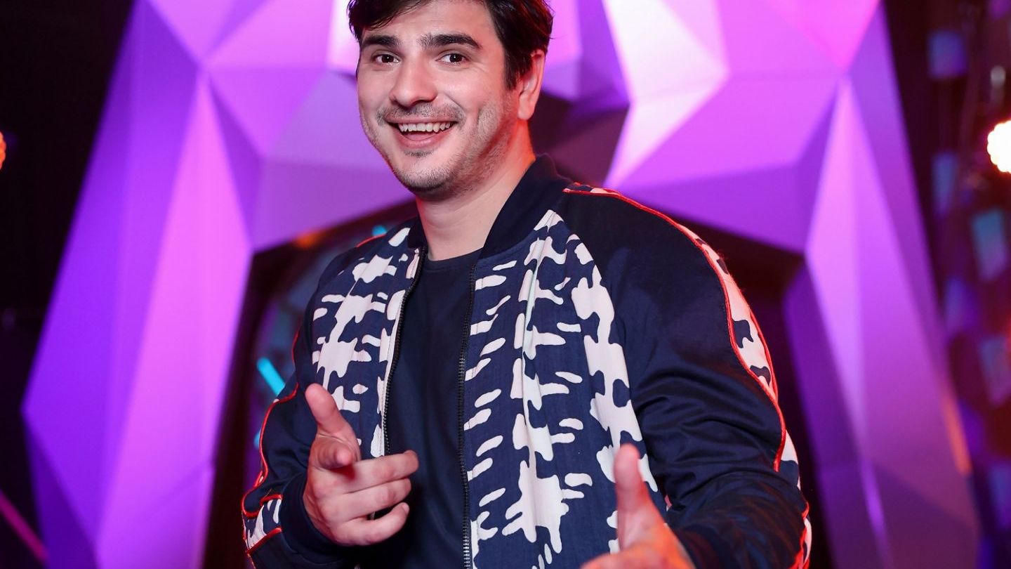 Cine este Alex Bogdan. Artistul de la Masked Singer a fost campion ...