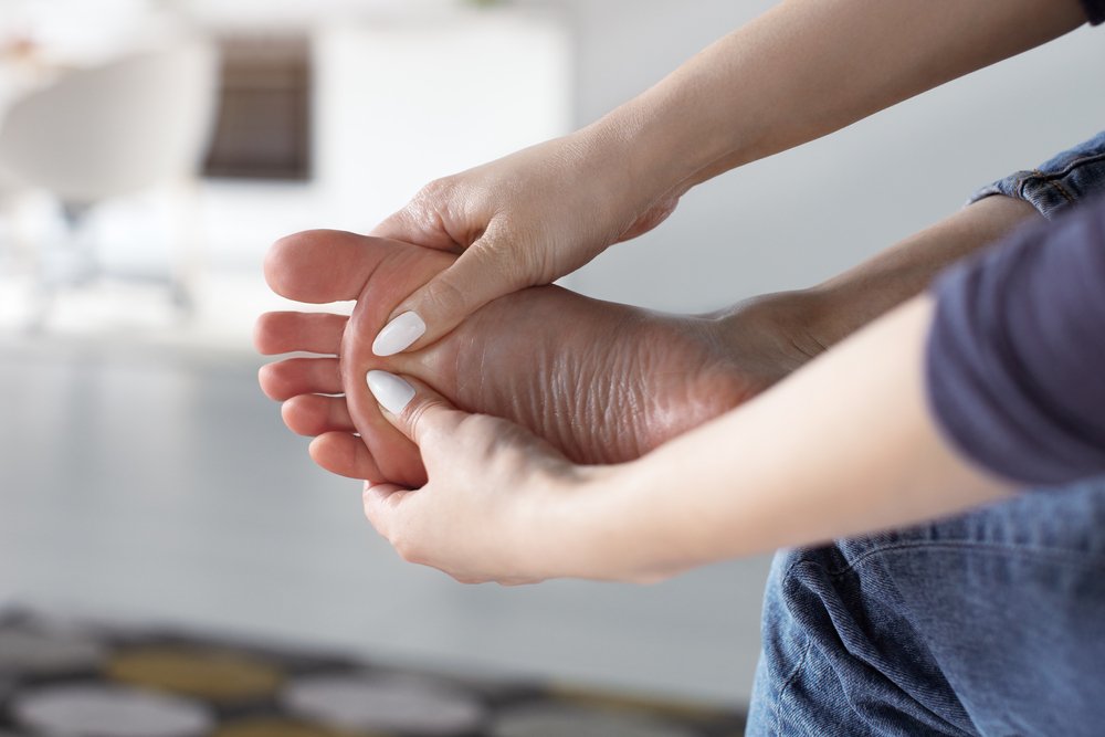 Tratament pentru picior amorțit: Ce afecțiuni semnalează acest simptom