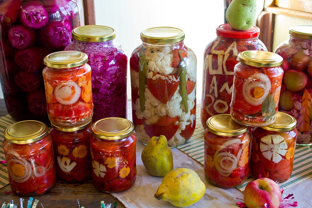 Murături băloase. Remedii pentru floarea de mucegai ce apare în borcanul