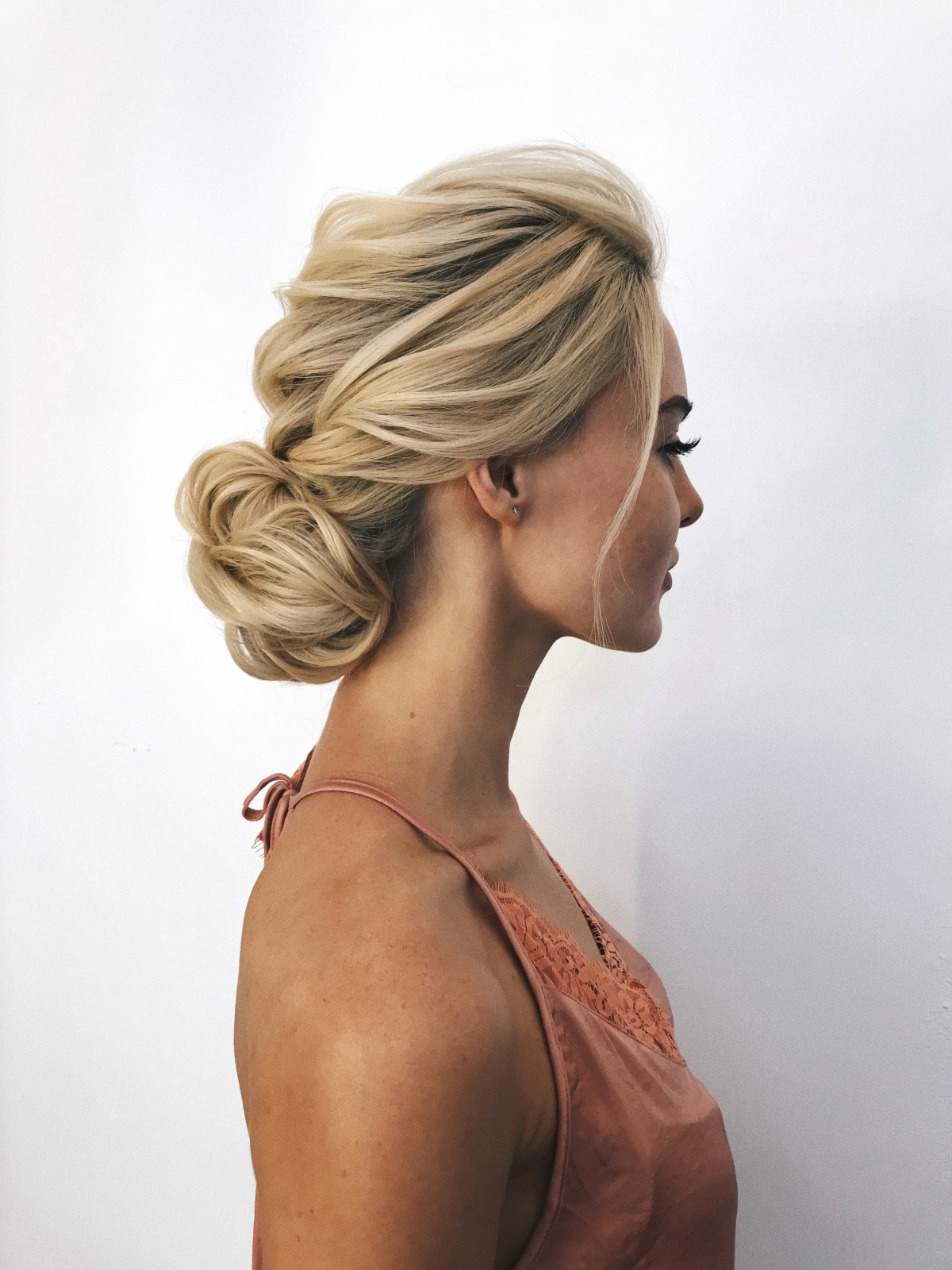 Coc de nuntă: Sfaturi pentru un look de mireasă reușit