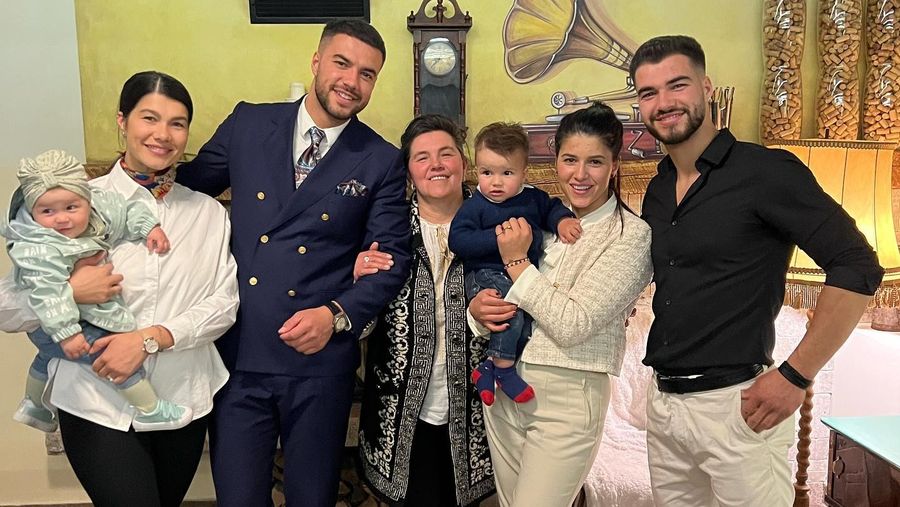 Mama Geta, aniversare cu surprize din partea copiilor ei. Ce cadou a primit aceasta • Buna Ziua ...