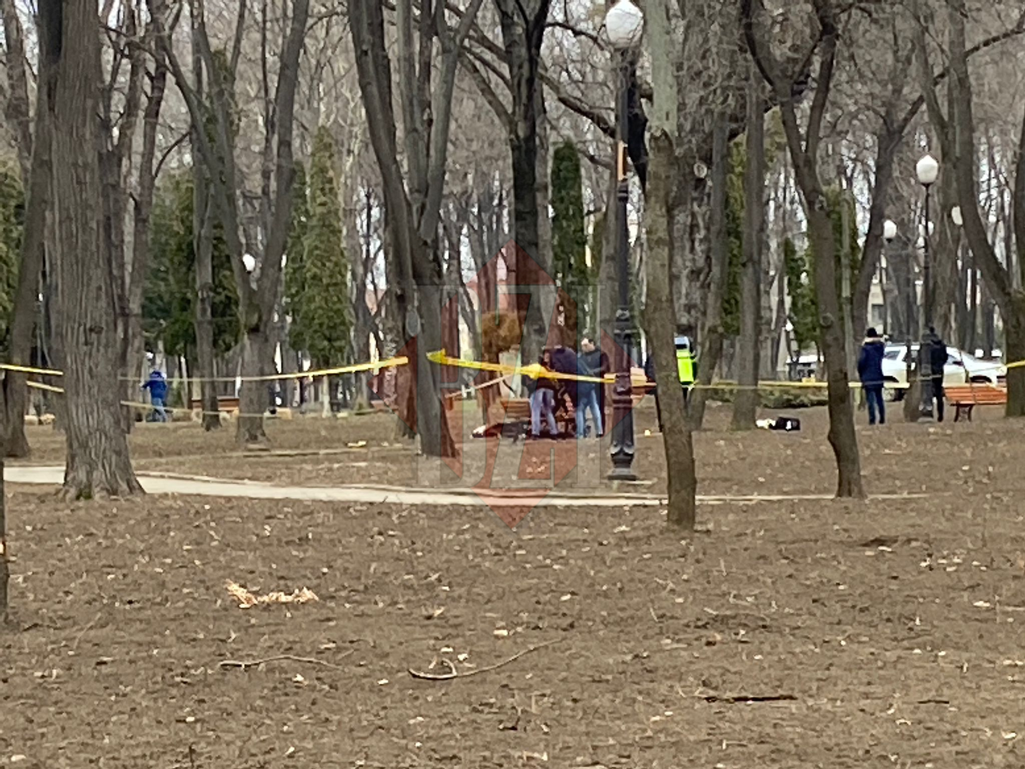 Un polițist a fost găsit împuşcat în cap în Parcul Copou. Lângă el se ...