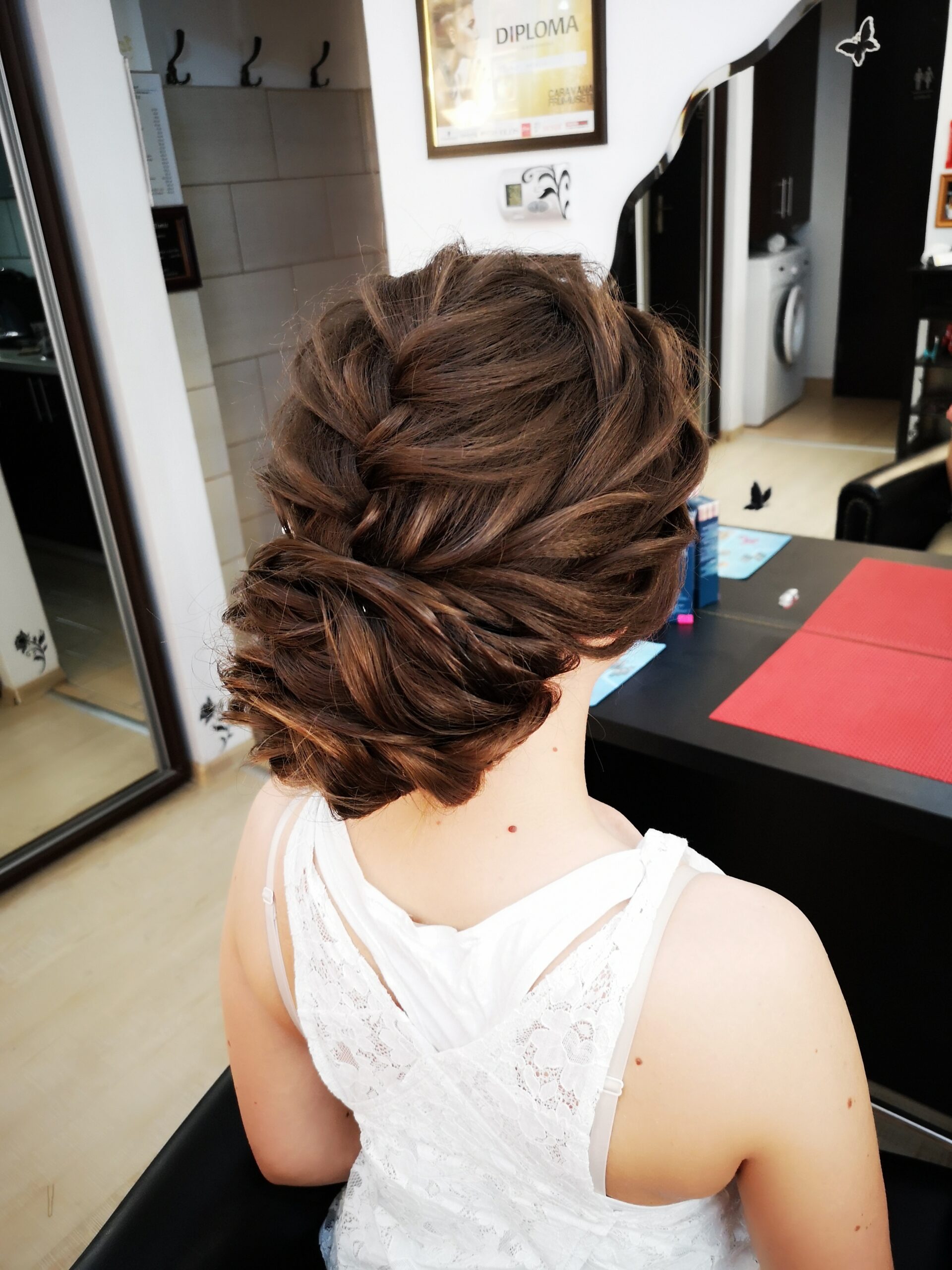 Coc spaniol. Cum să realizezi acest tip de coafură acasă