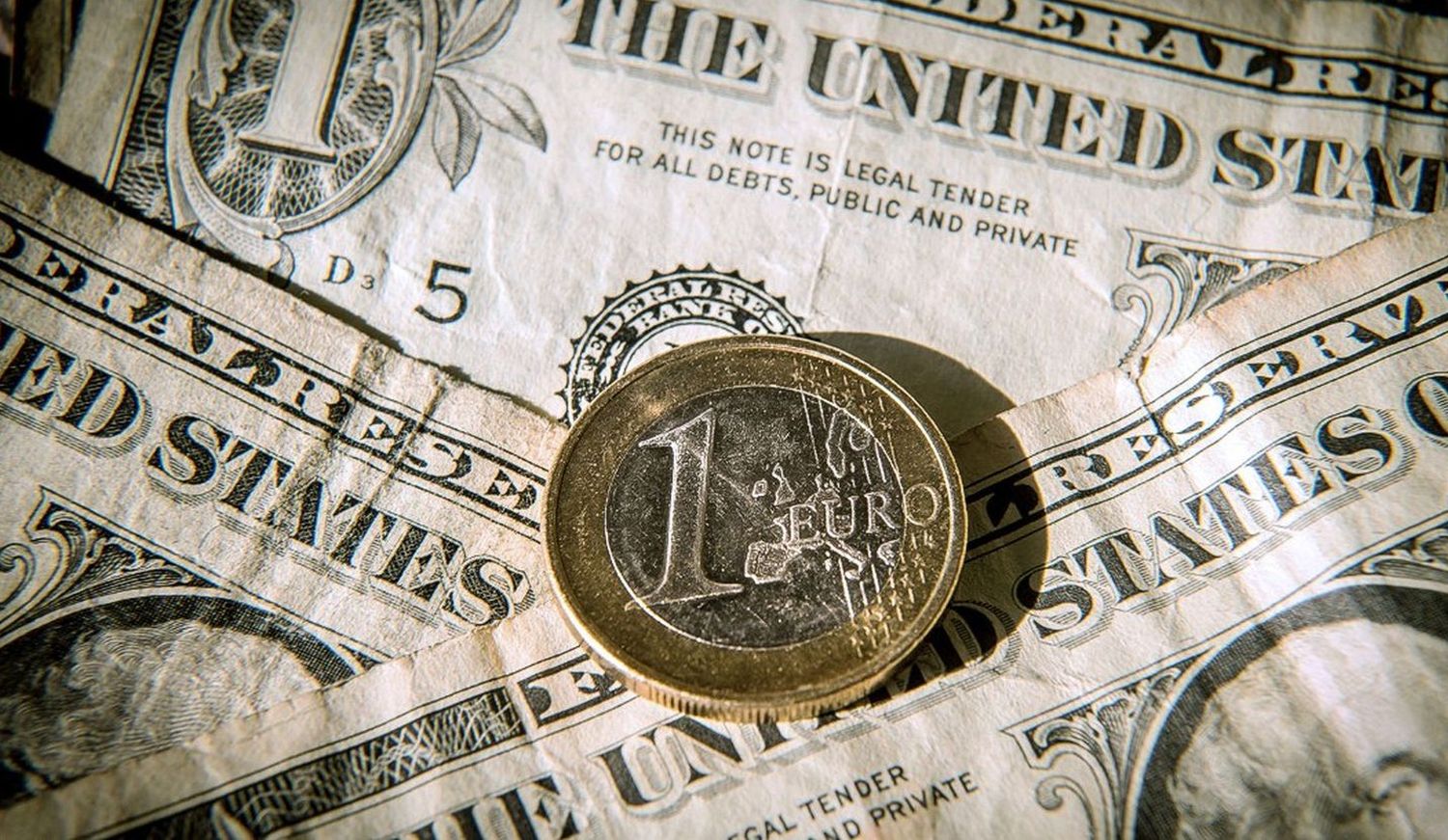 Moneda euro a fost depășită de dolar pentru prima dată în 20 de ani