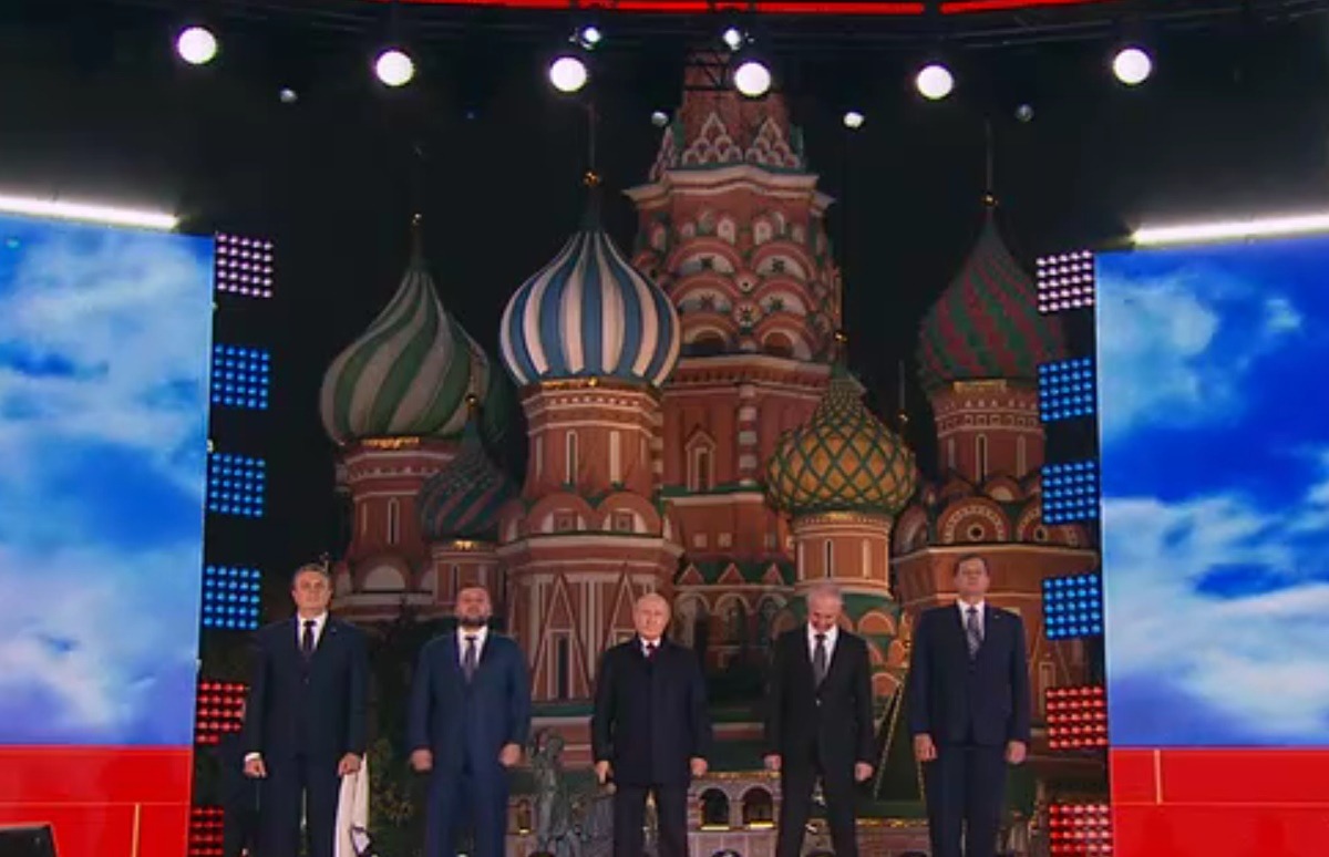 Vladimir Putin, în lacrimi în Piața Roșie: „Bine ați venit acasă ...