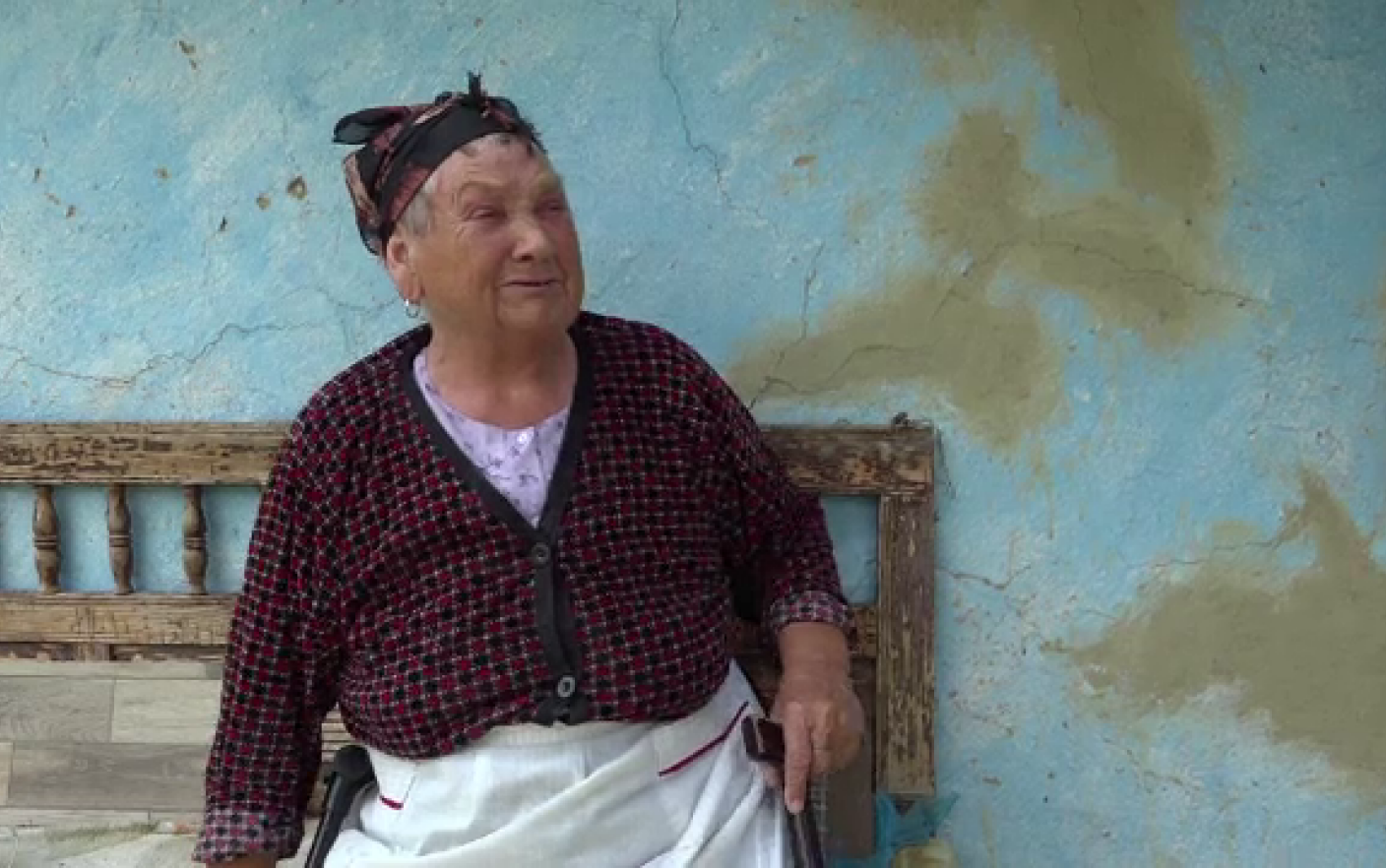 Maria Corciu, din comuna Deleni, trăiește într-un fost grajd care stă ...