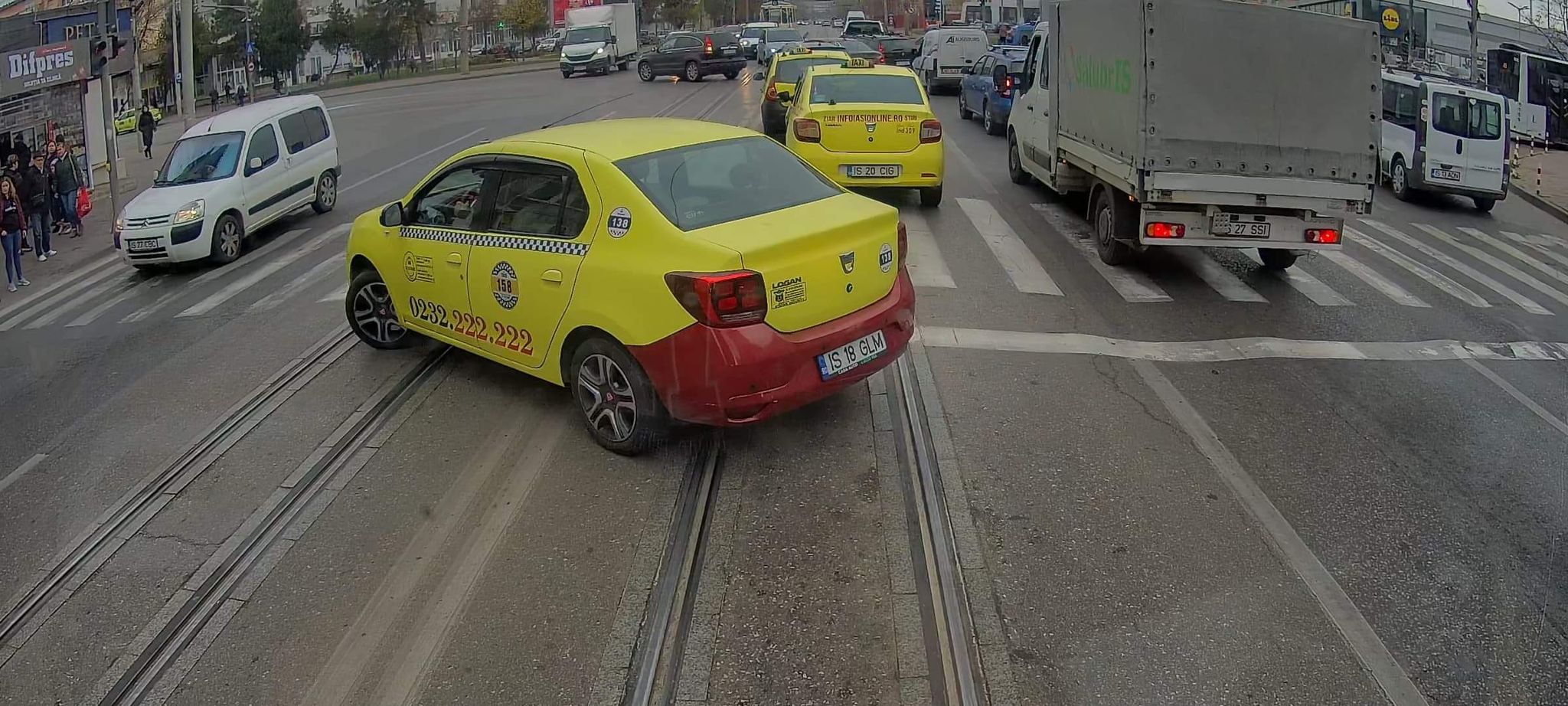 Câte reguli de circulație a încălcat? Priviți ce face un taximetrist în ...