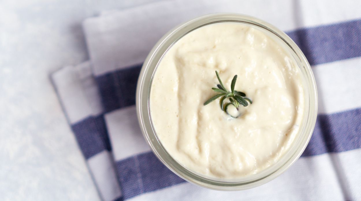 Sos aioli. Secretul unei texturi deosebite a deliciului culinar