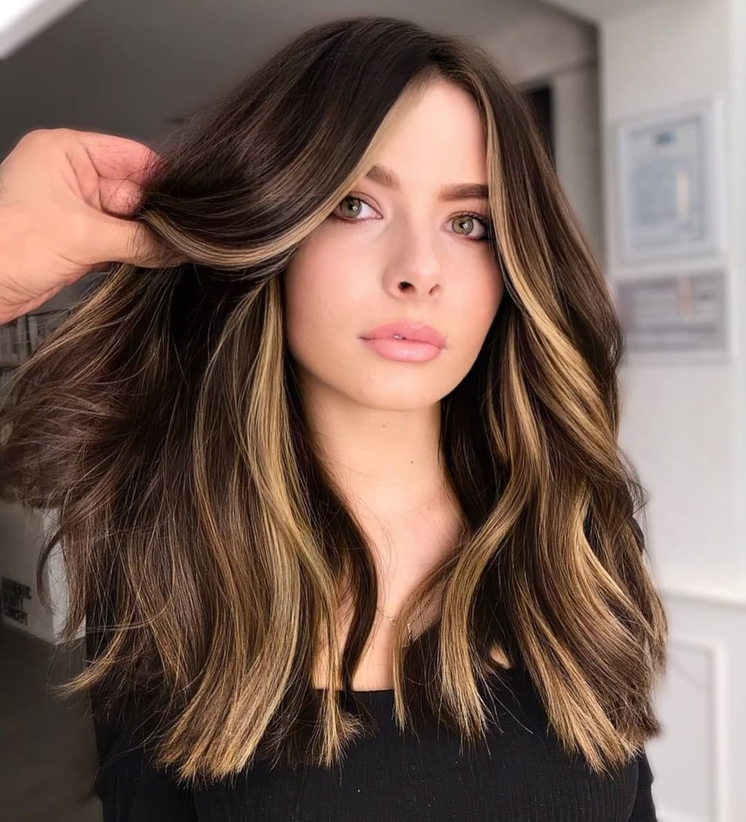Șuvițe pe păr brunet. Un look demn de Oscar