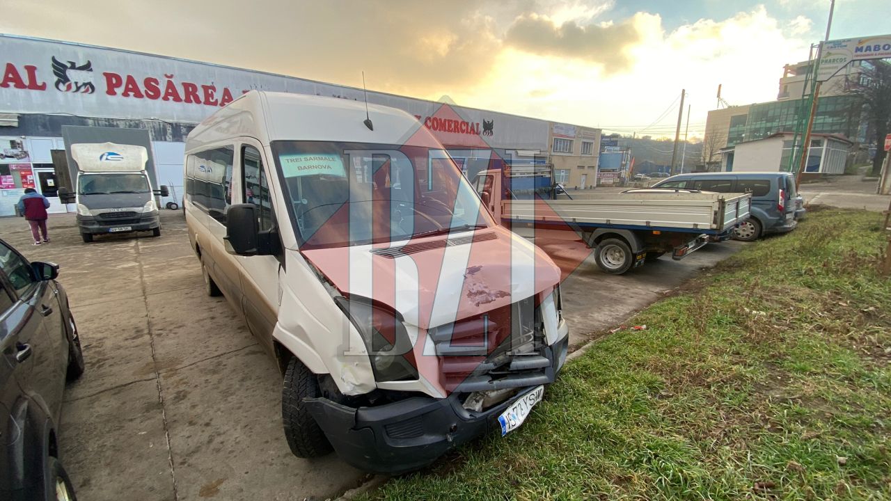 Accident rutier la Iaşi. Un microbuz şi un taxi s-au izbit. Sunt 16 ...