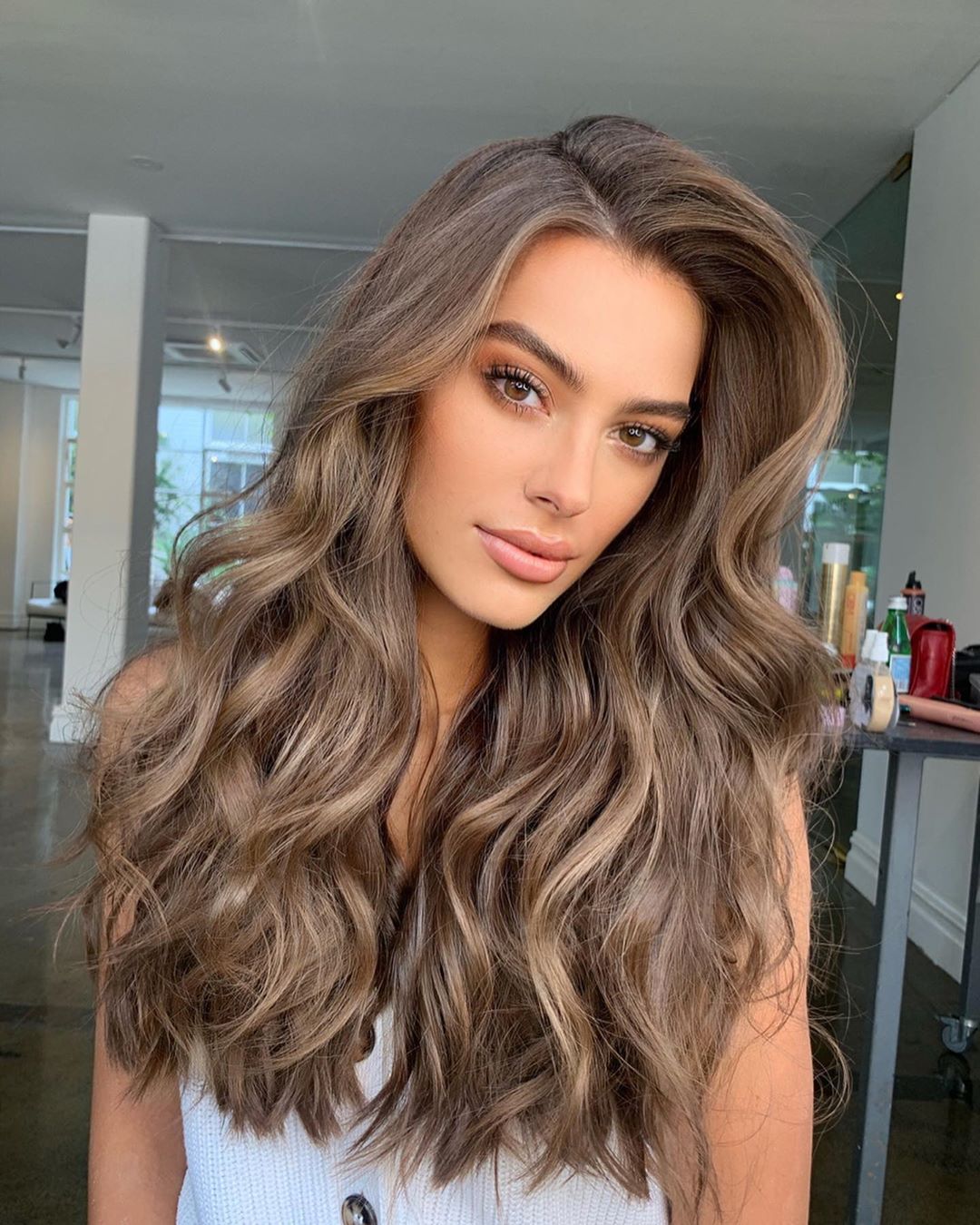 Culori de păr caramel deschis. Nuanța perfectă pentru un look delicat