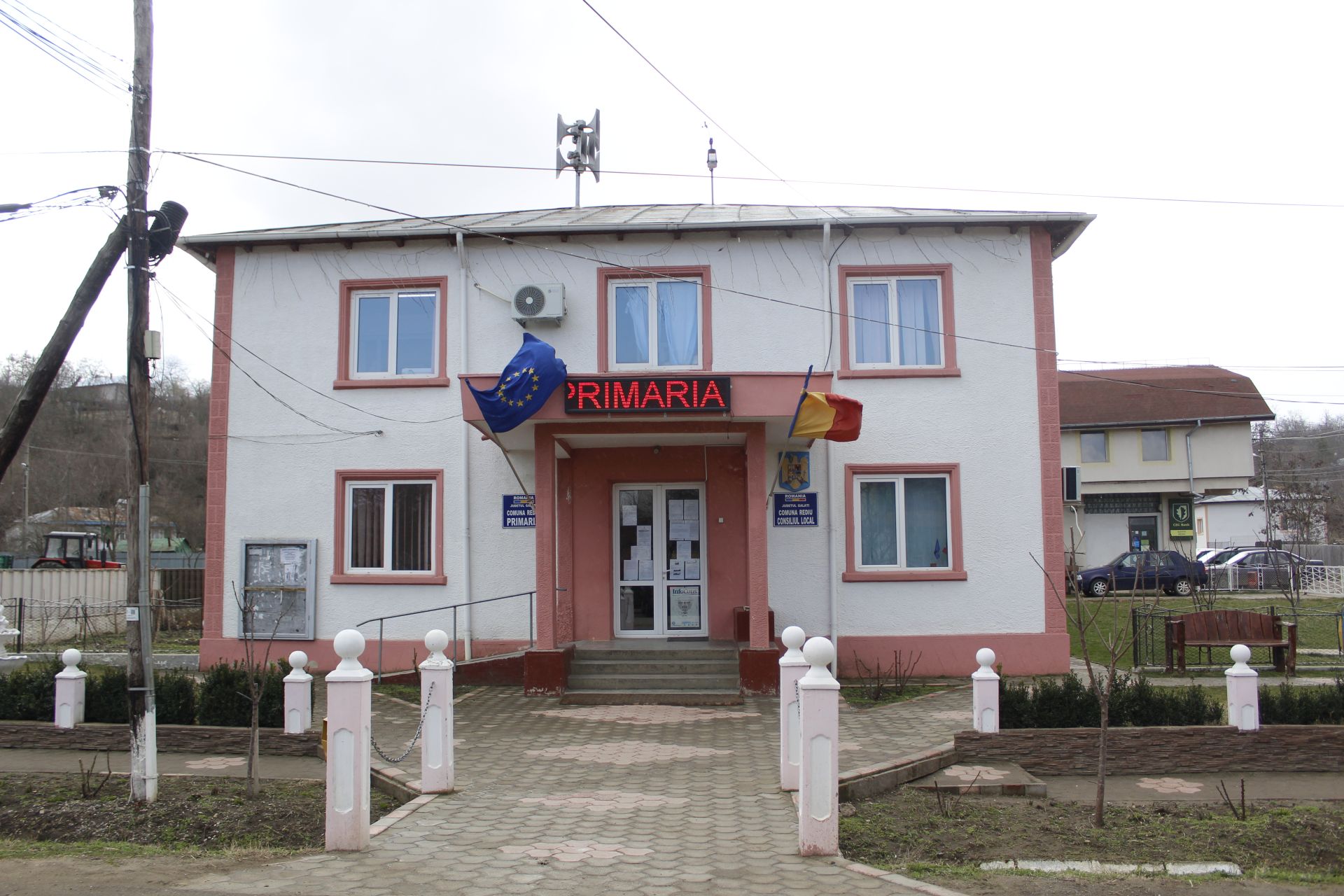 Bărbatul atacat de câini, în comuna Rediu, și-a scos certificat