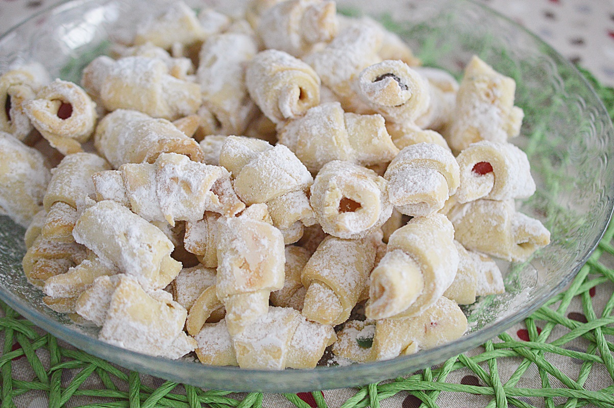 Cea mai gustoasă rețetă de cornulețe fragede cu unt și smântână ...