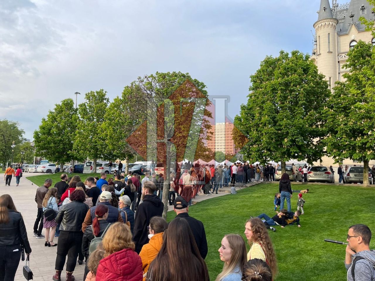 A început noaptea Muzeelor 2023! Sute de oameni stau la cozi pentru a ...