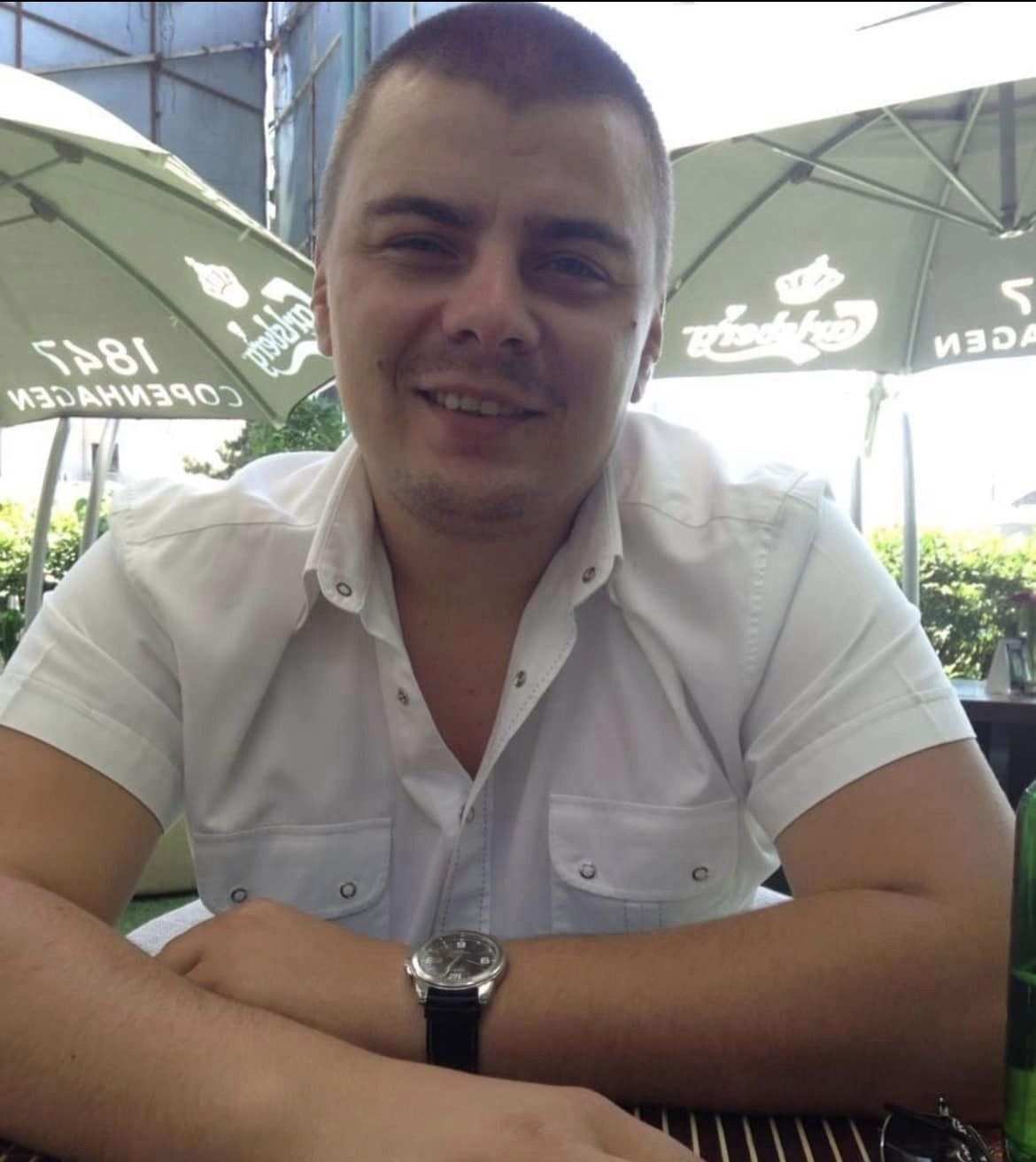 Un copil așteaptă ca tatăl să vină acasă. Nu știe că viața omului