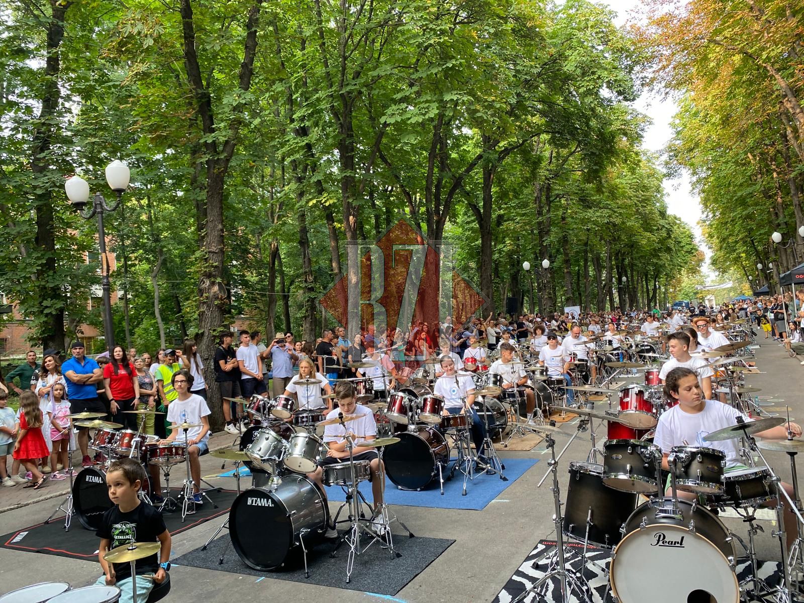 O sută de toboșari s-au adunat în Parcul Expoziției și fac o atmosferă ...