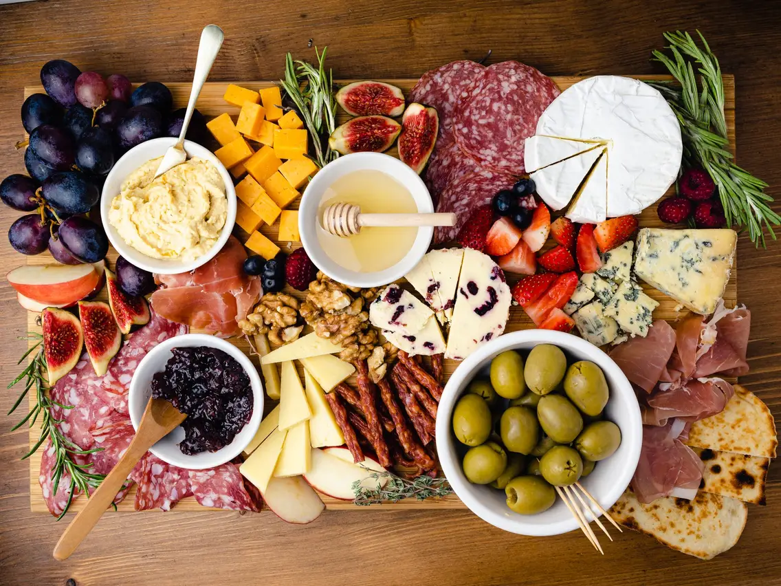 Platouri aperitive simple. Reguli și idei pentru asamblare