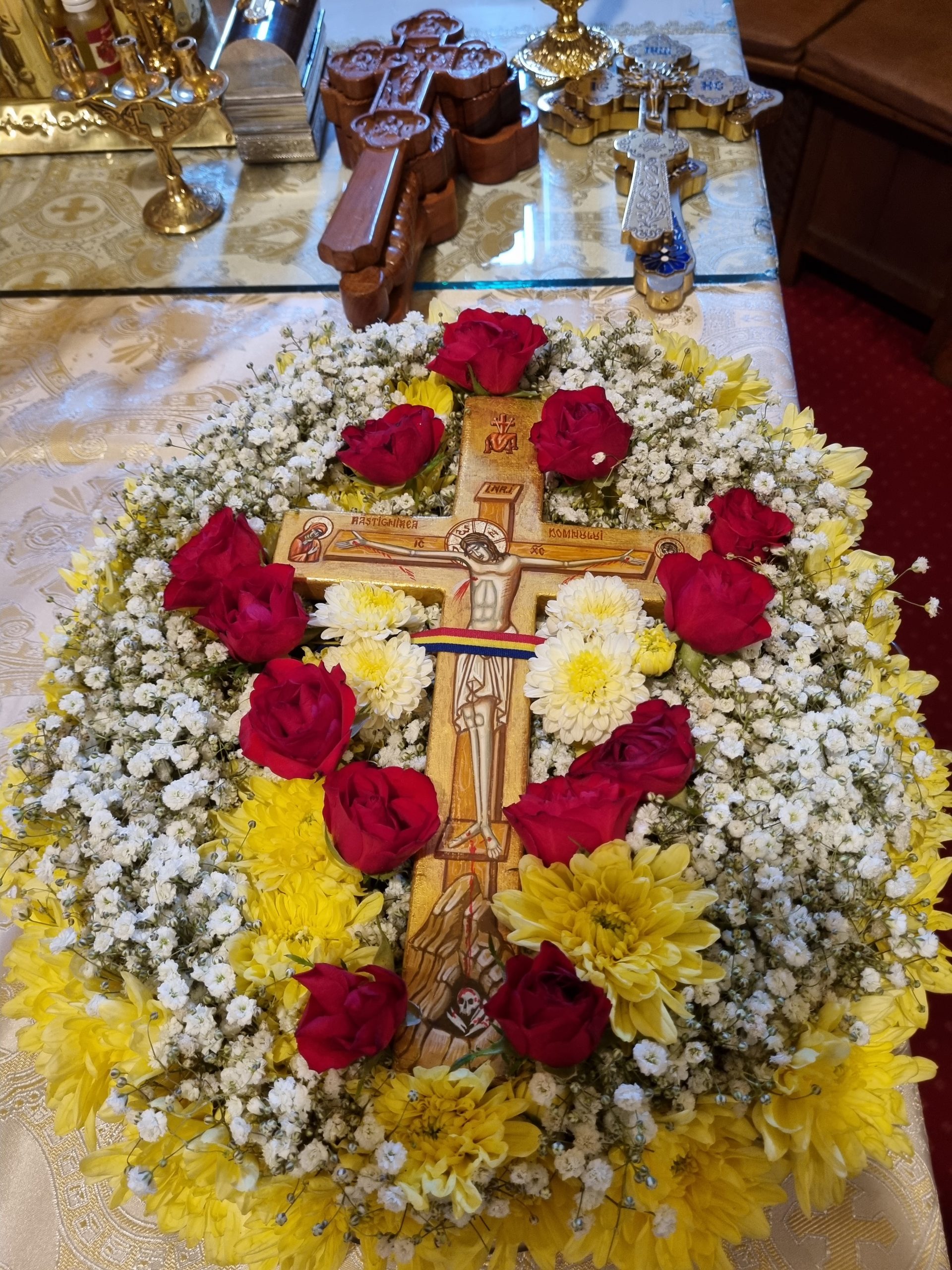 Creștinii ortodocși sărbătoresc astăzi Înălțarea Sfintei Cruci