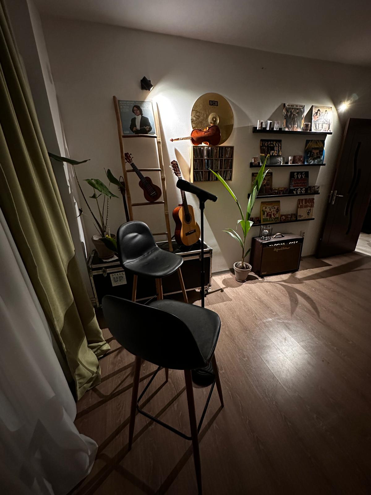 A cucerit publicul cu piesele ei, iar acum își deschide propria școală