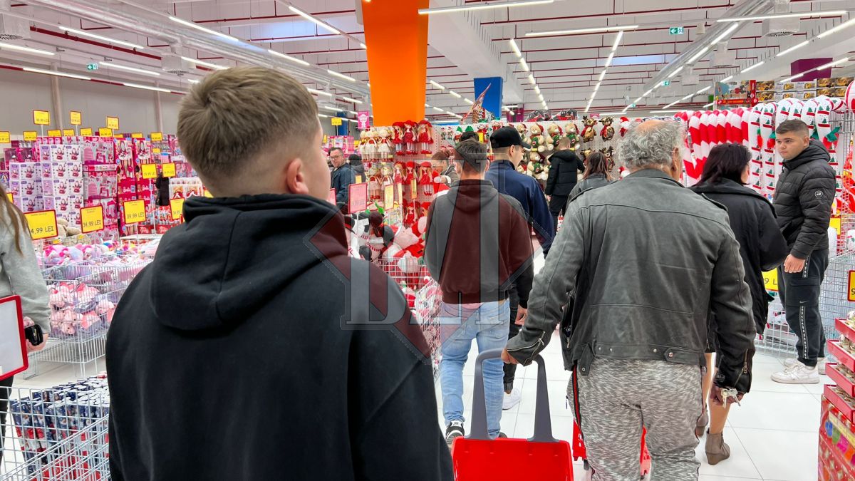Zeci de clienţi au venit la deschiderea magazinului Jumbo, din Iaşi ...