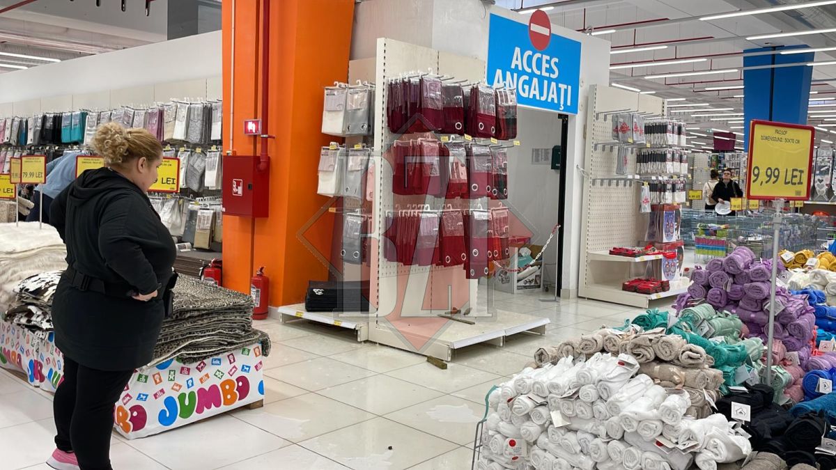 După un weekend de foc, la Jumbo a venit vremea apei. O țeavă spartă a ...