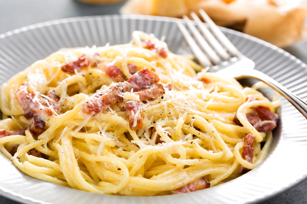 Paste carbonara cu smântână lichidă. Rețeta tradițională italiană