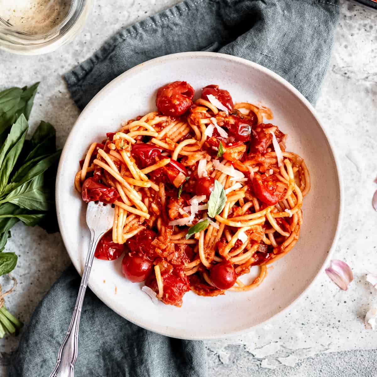 Rețetă spaghete italiene de post. Spaghetti alla napoletana, aromele ...