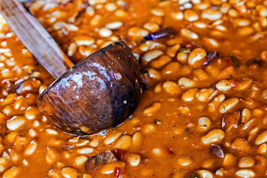 Iahnie de fasole boabe cu afumătură. O mâncare perfectă pentru ...