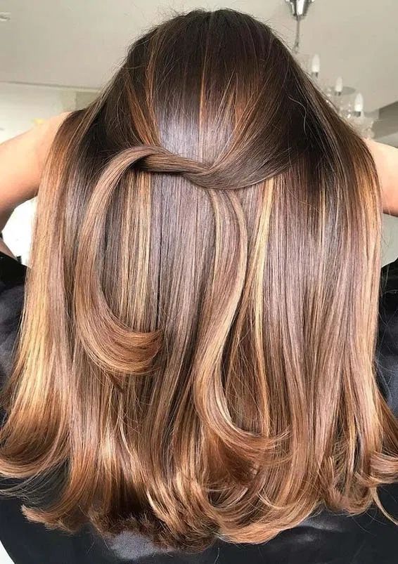 Părul ciocolatiu-caramel este tendința acestui sezon! Cum să obții o ...