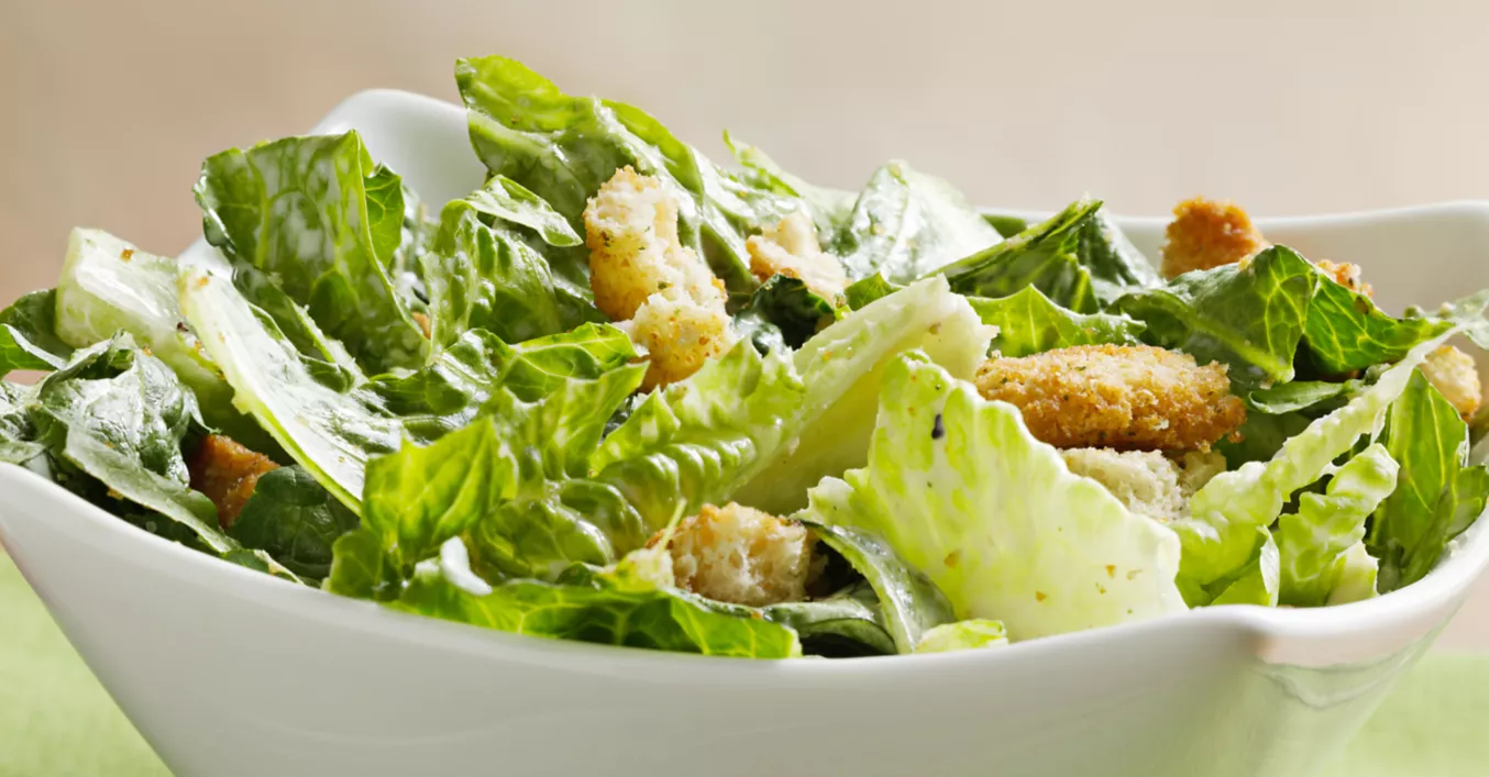 De ce spunem salata Caesar și nu Cezar? Iată cea mai gustoasă