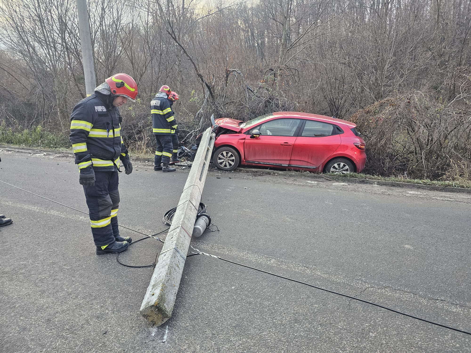 Accident rutier în județul Iași. Un autoturism a intrat într-un stâlp ...