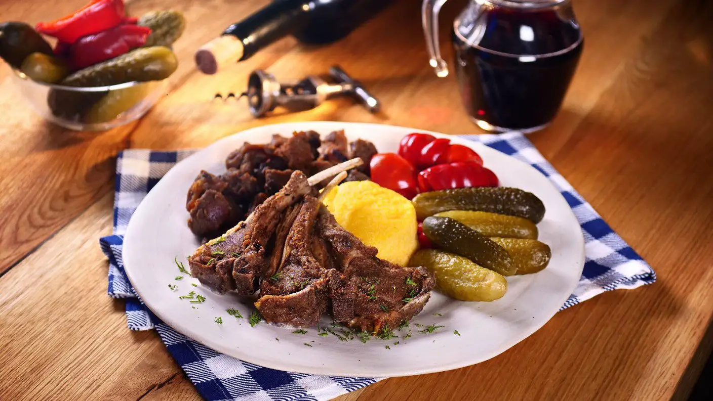 Pastrama de oaie la cuptor. Combinația de condimente pentru o marinată ...