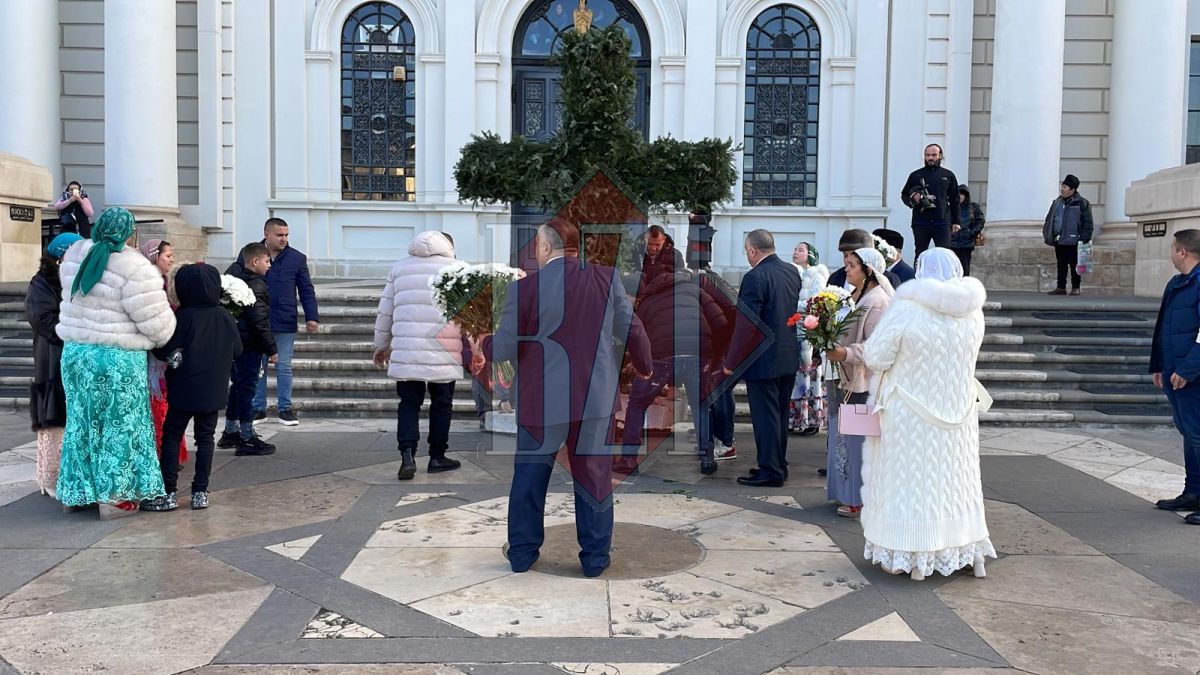 Rromii de la Ciurea și Grajduri împodobesc crucea de Bobotează, la Iași ...