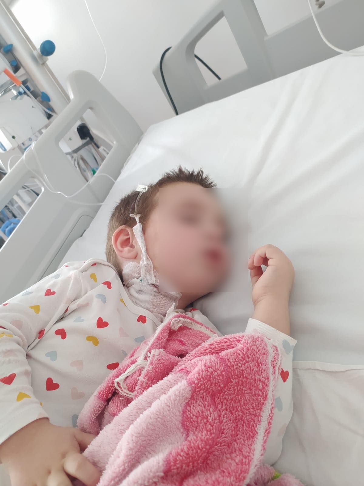 Haideți să facem un copil fericit! David suferă de o boală