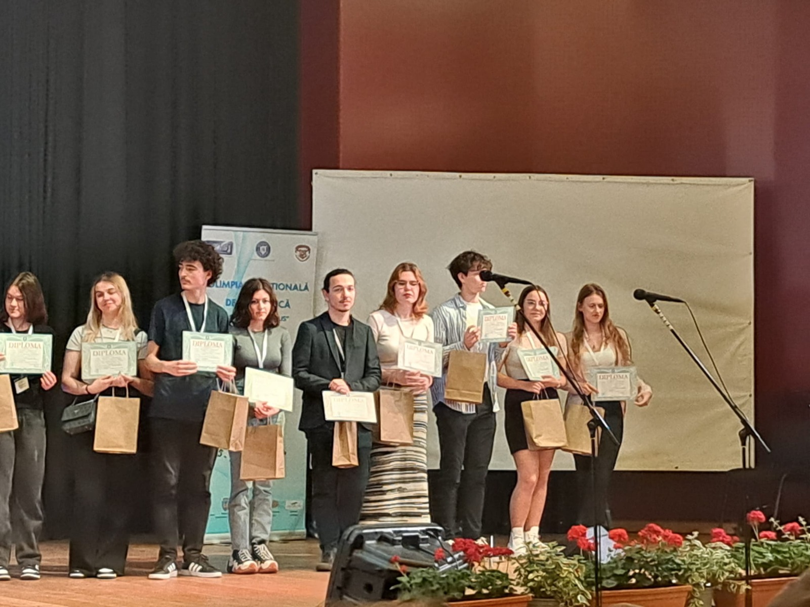 Două eleve din Iași s-au calificat la Olimpiada Internațională de ...