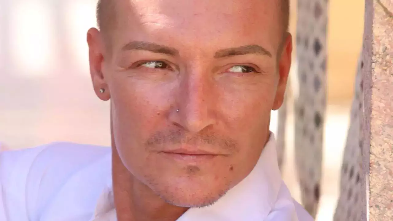 Comportamentul bizar al unui politician a stârnit panică pe rețelele ...