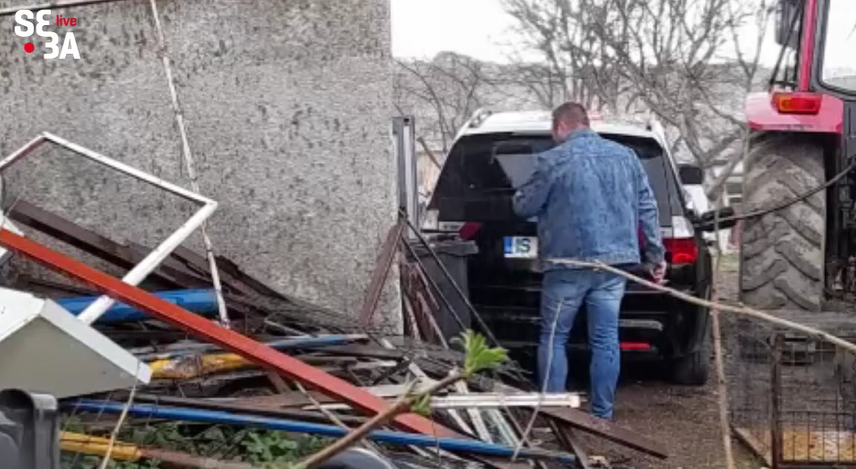 Consilierul primarului Ciprian Grosu de la Rediu prins la furat! Acesta și-a umplut rezervorul ...