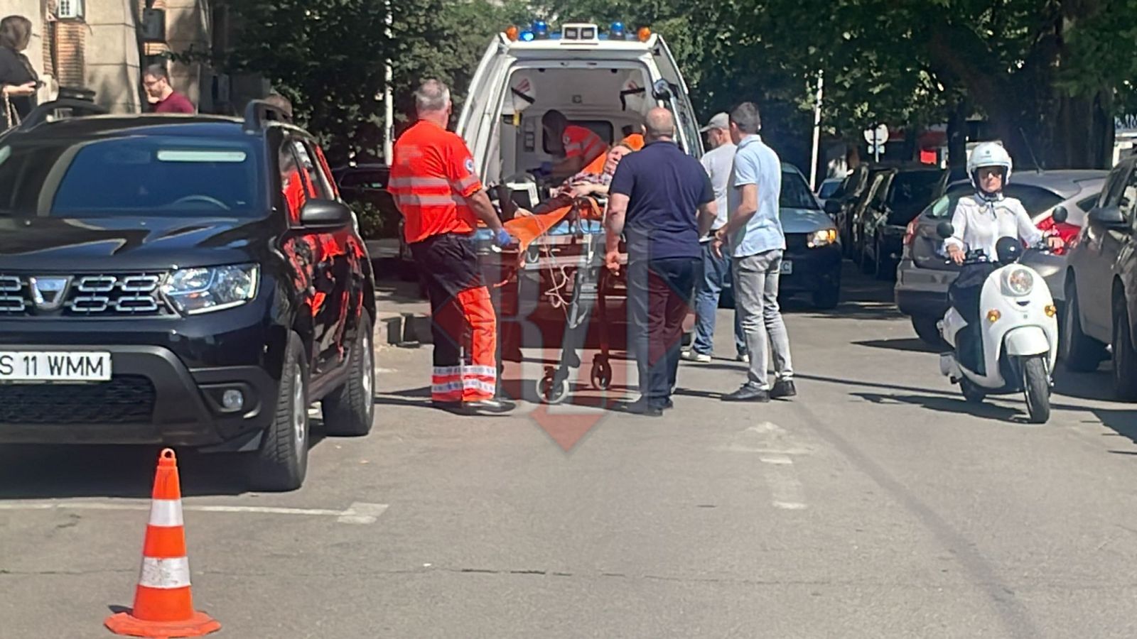 Incident la Prefectura Iași. O angajată a fost luată cu ambulanţa ...