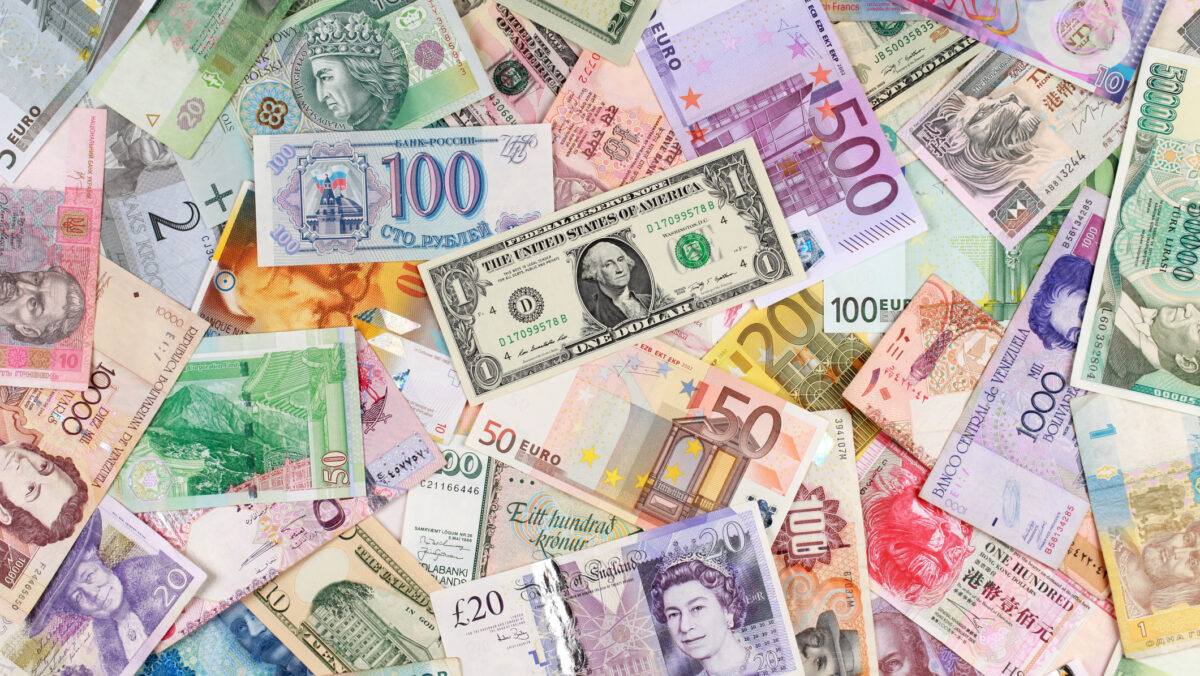 Cum poți retrage bani cash de pe un card de credit la bancomat.