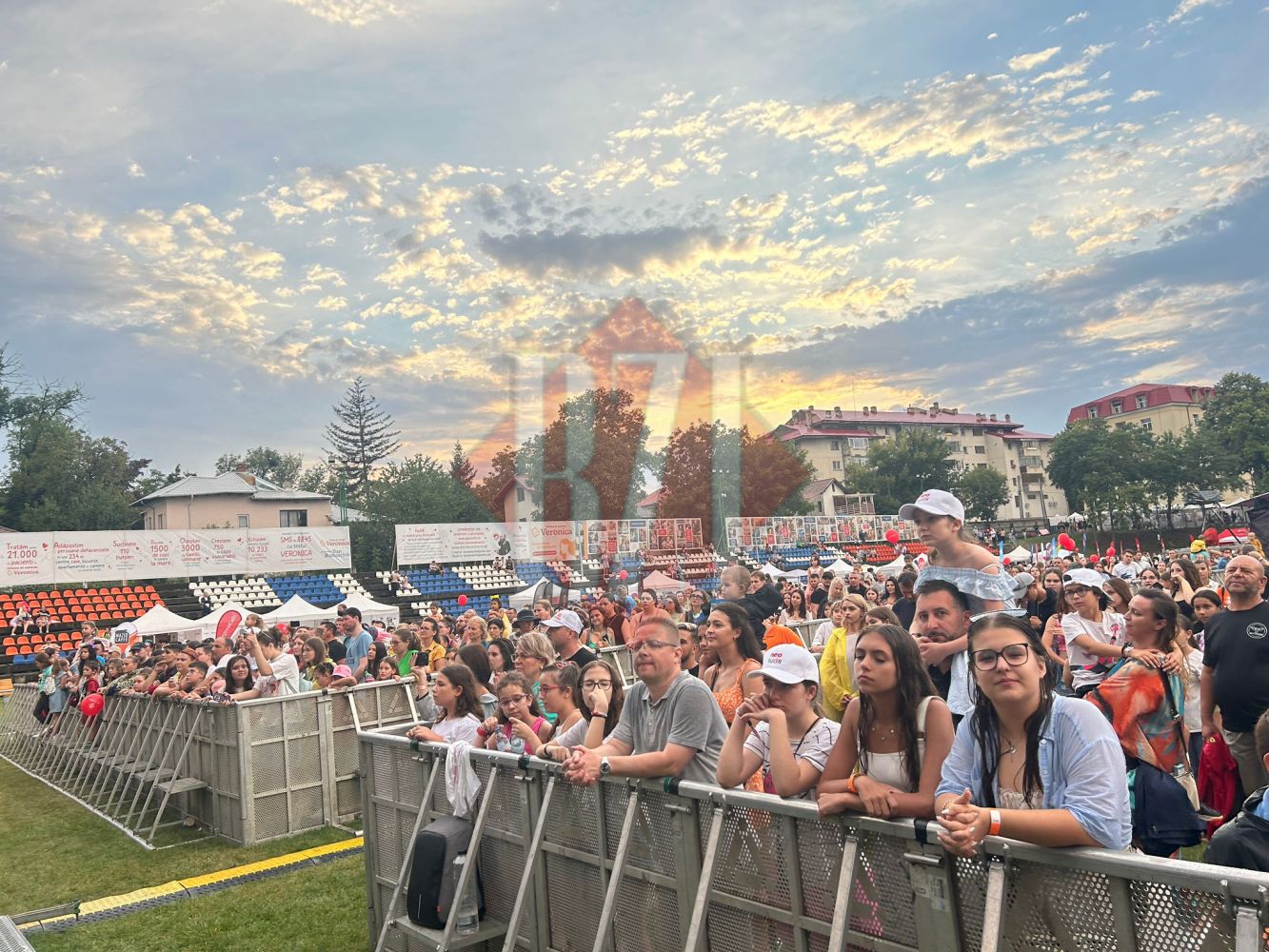 Sute de oameni în a doua zi a festivalului caritabil „Inimo”, organizat ...