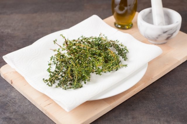 Cum poti sa faci acasa ulei de cimbru si ce poti trata cu el • Buna ...